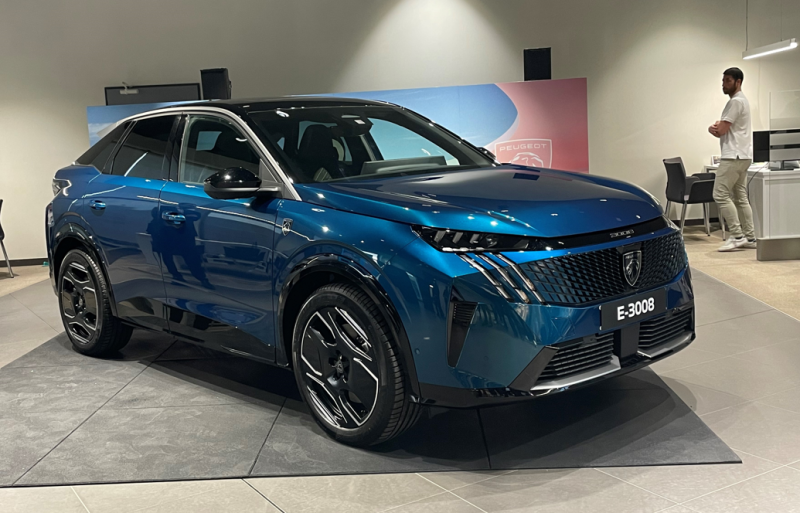 Stellantis Valencia presenta el nuevo Peugeot e-3008